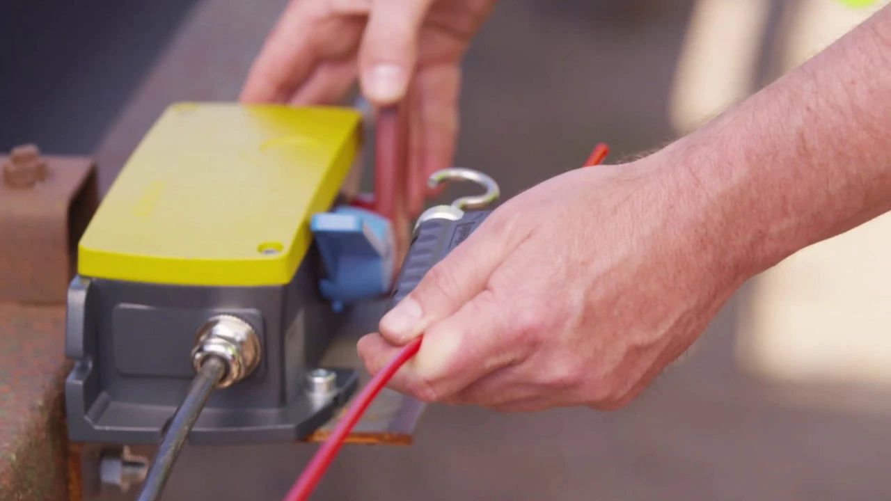 Installation of emergency pull-wire switch ZS 92 S – alugha